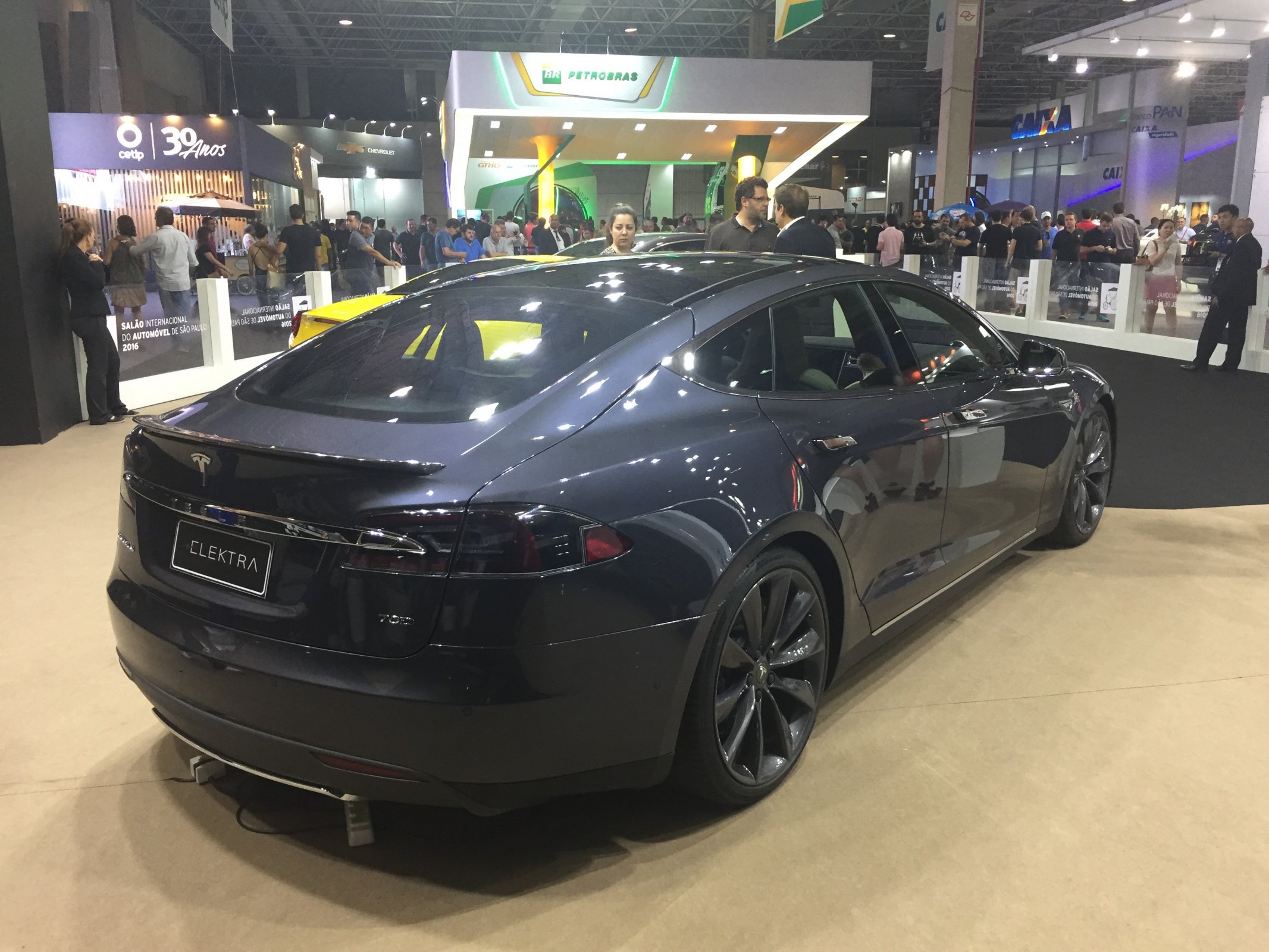 Tesla Model S estreia no Brasil por R$ 750 mil