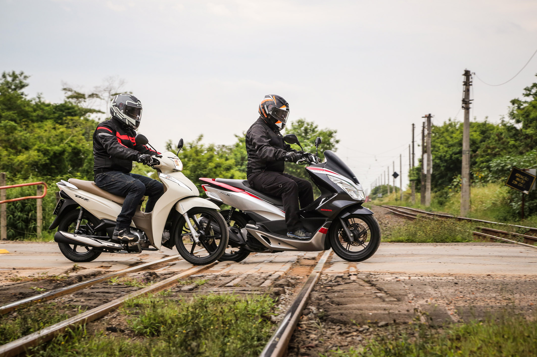 Honda Biz 125 ou PCX Sport: qual o melhor?
