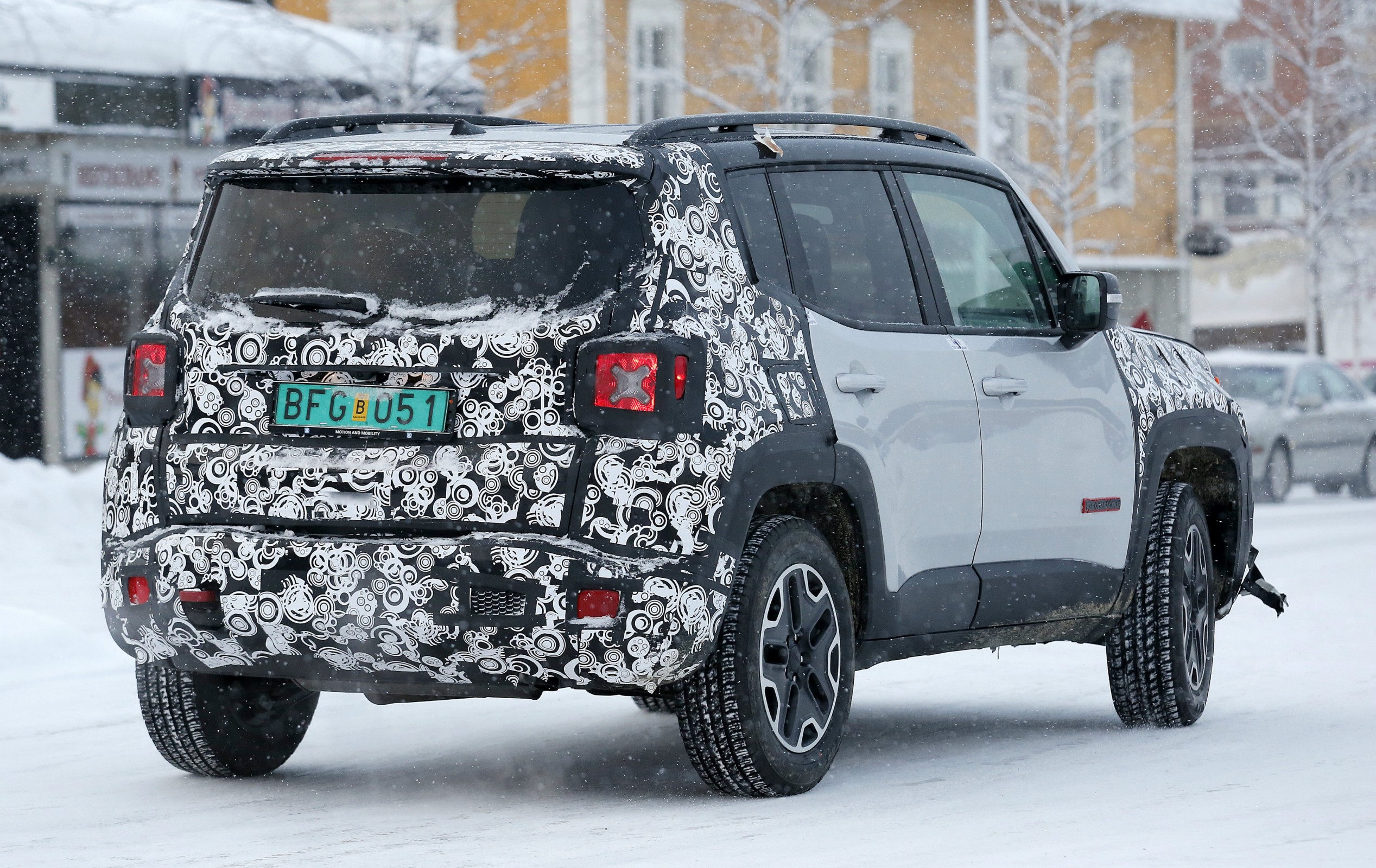 Jeep Renegade renovado surge em testes no exterior