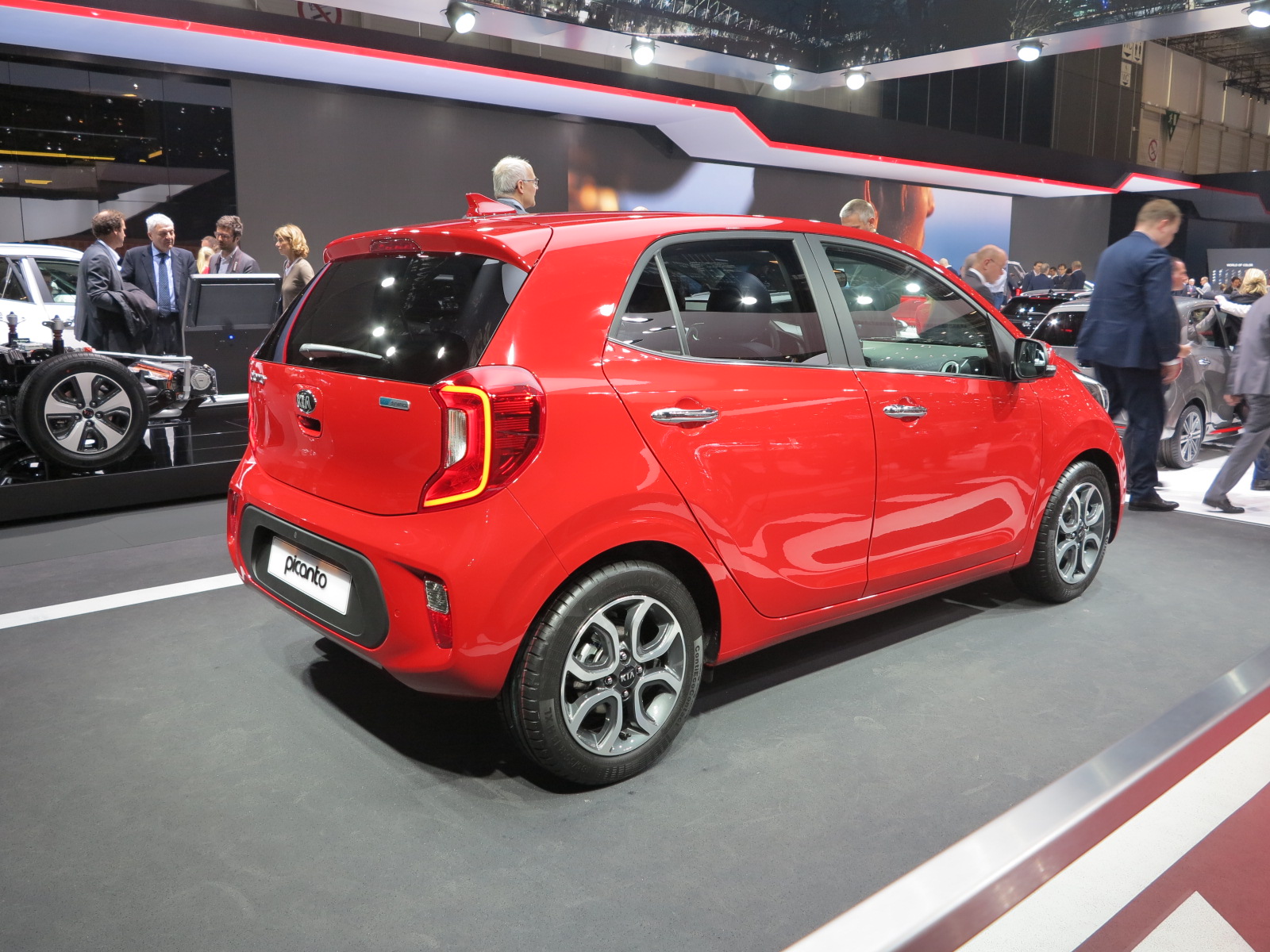 Kia Picanto ganha mais espaço e motor 1.0 turbo