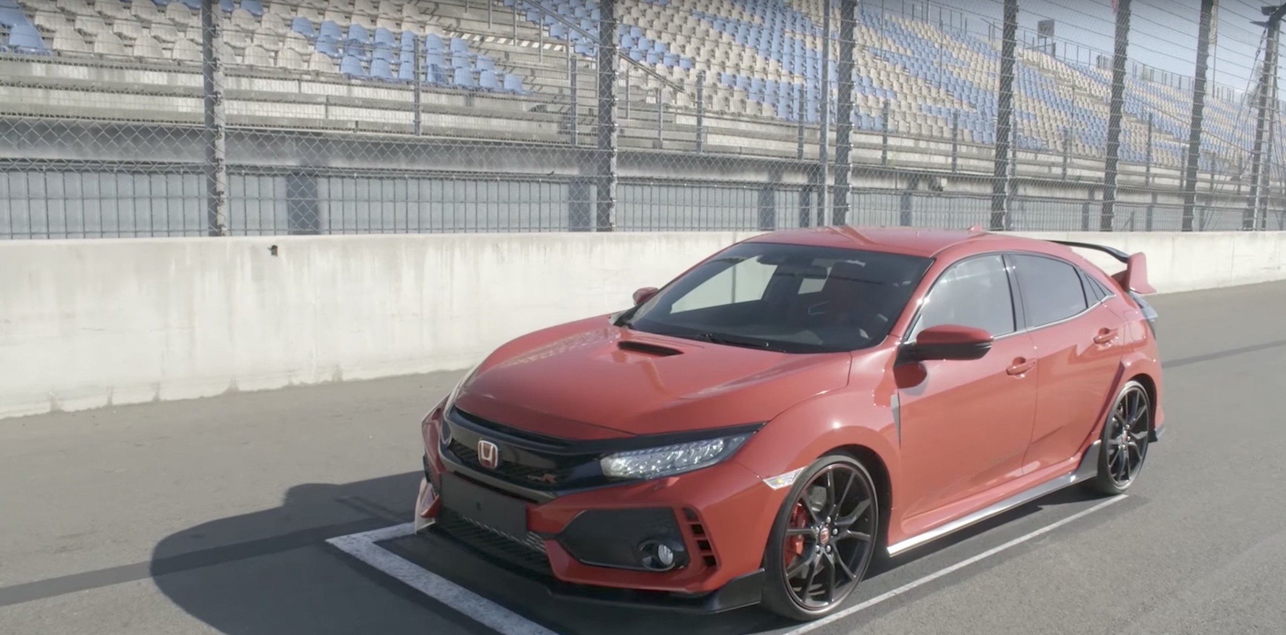 Veja o Civic Type R acelerar de zero a 233 km/h