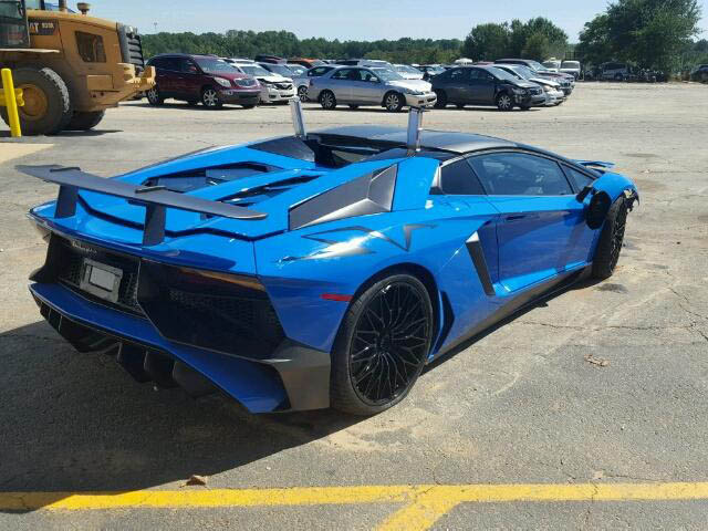 Lamborghini Aventador raro acidentado vai a leilão