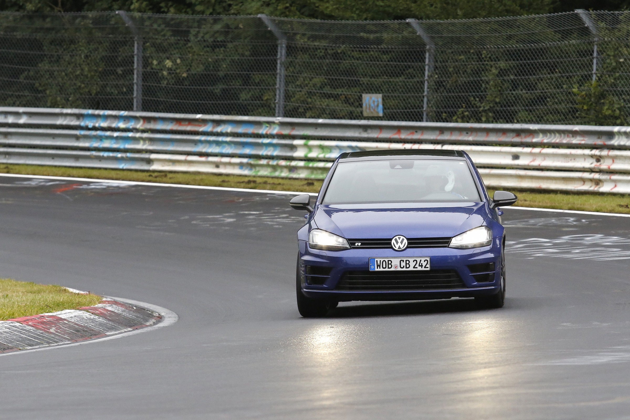 Flagramos o VW Golf R420 com motor de Audi RS3