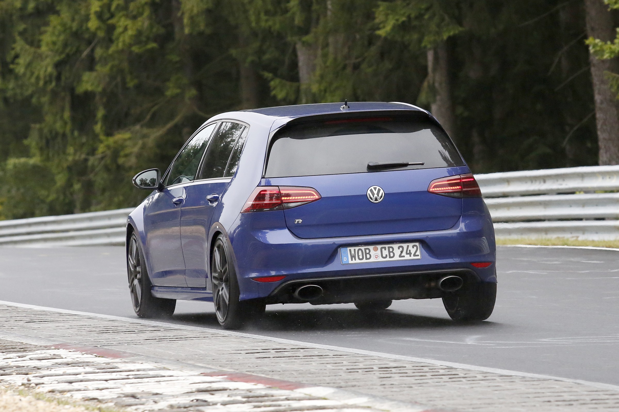 Flagramos o VW Golf R420 com motor de Audi RS3