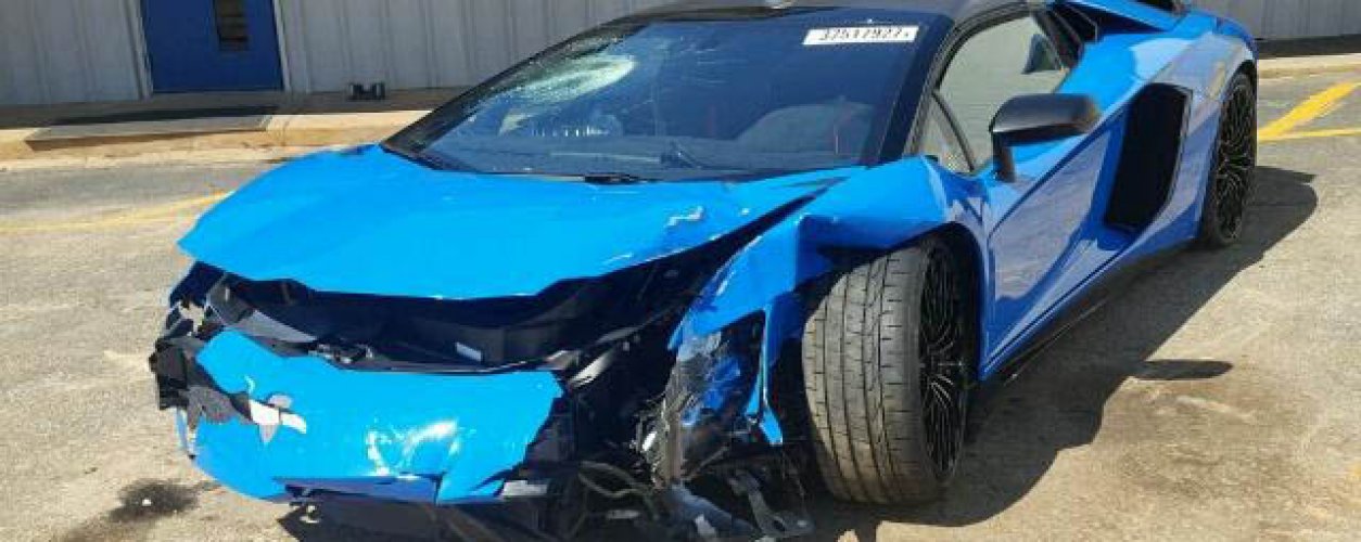 Lamborghini Aventador raro acidentado vai a leilão