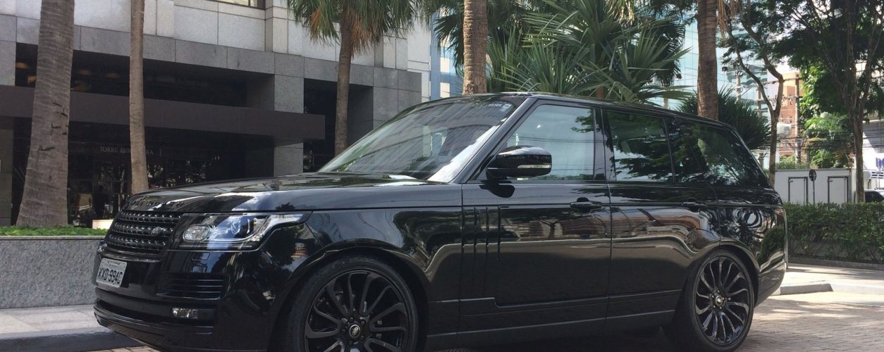 Range Rover Black veste smoking por até R$ 719 mil
