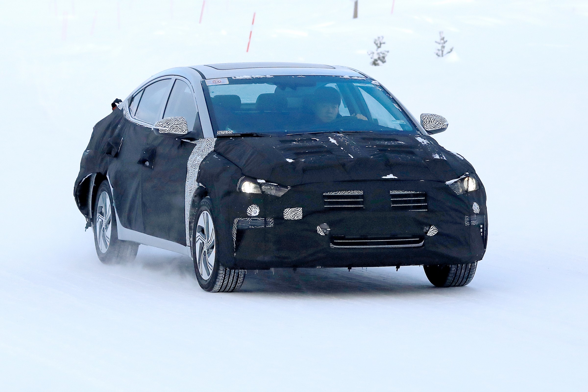 Flagra: Hyundai desenvolve Elantra 100% elétrico