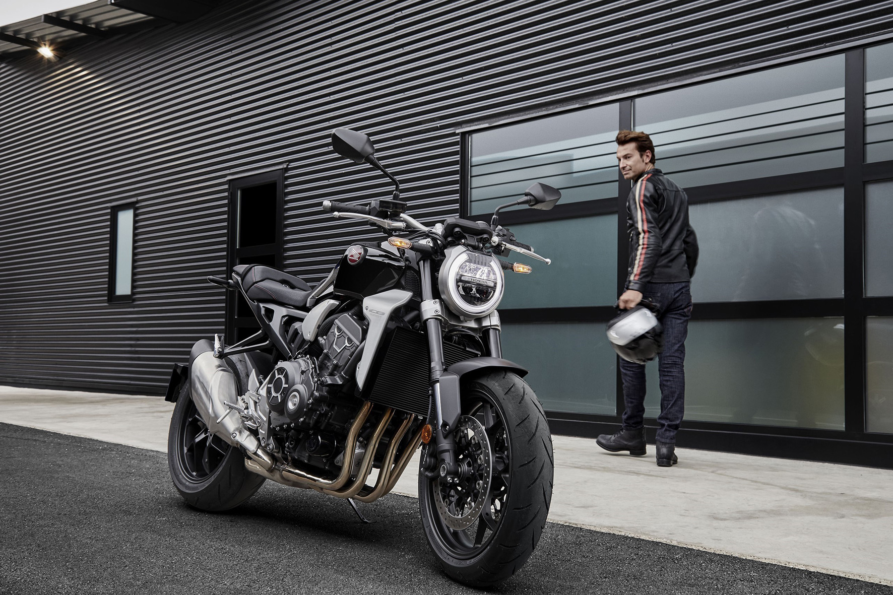 Nova CB 1000R traz mais potência e eletrônica