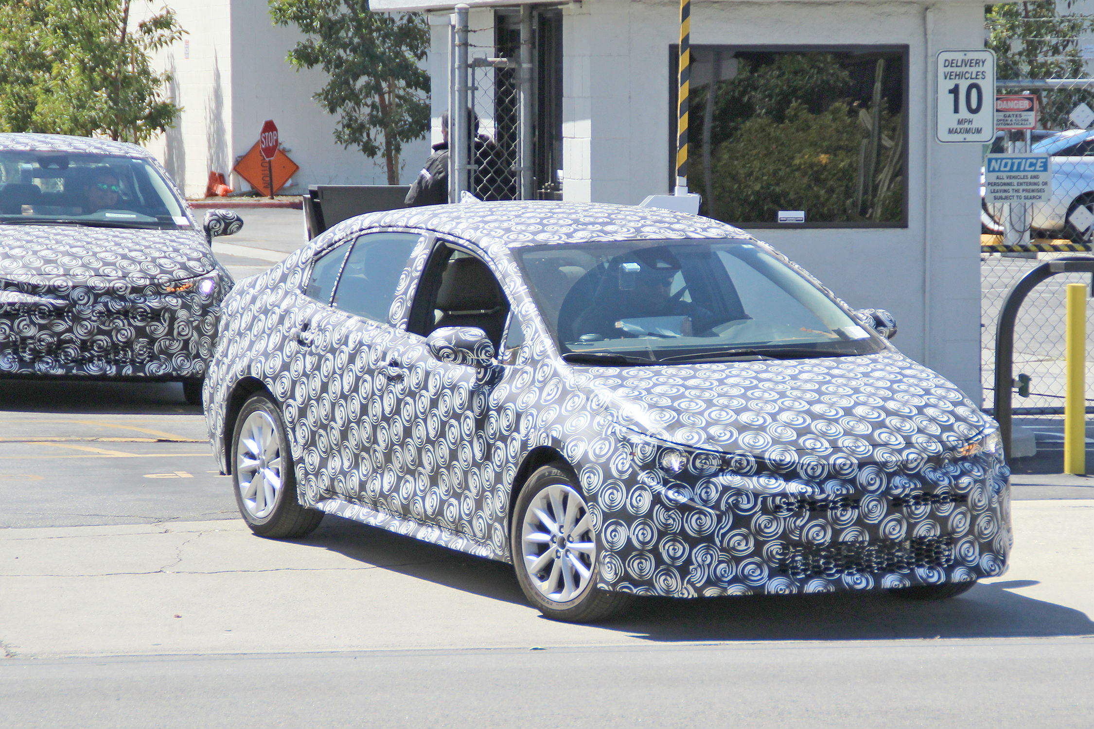 Toyota confirma versões híbridas para Corolla e Hilux