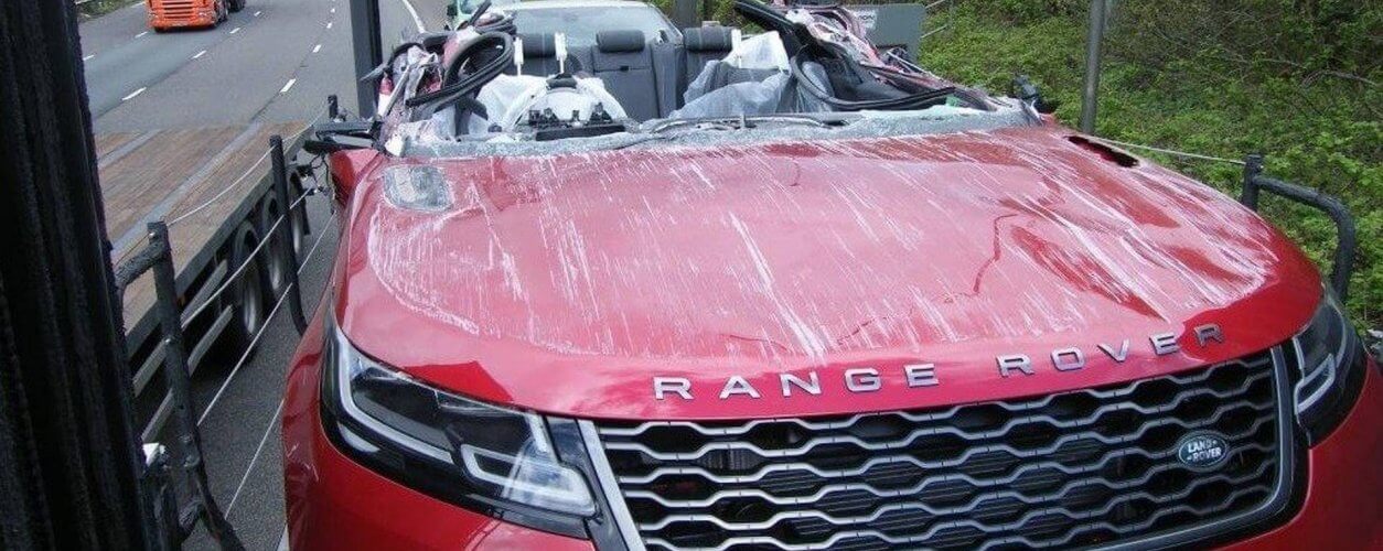 Motorista desastrado bate em ponte e 'cria' Velar conversível