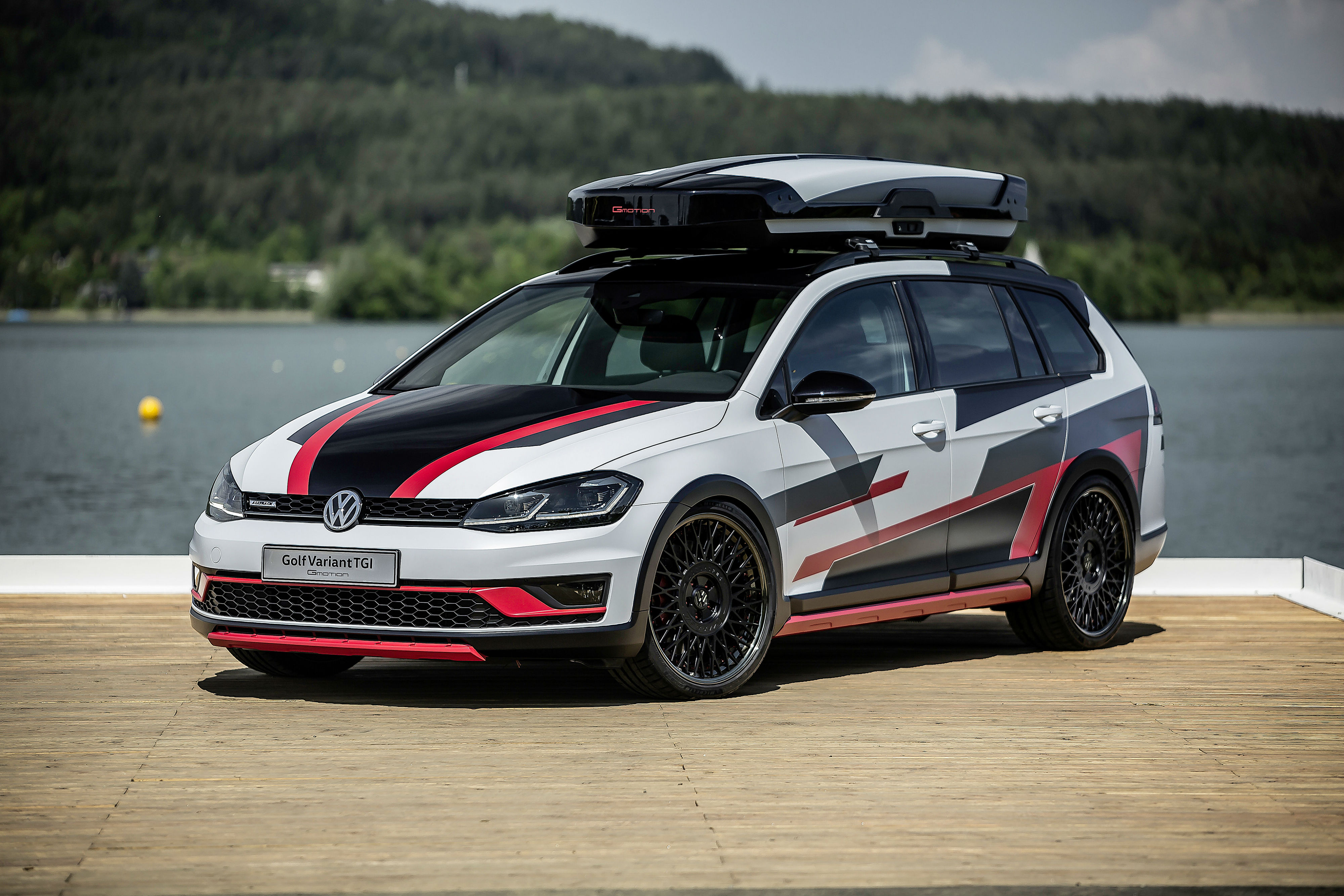 Aprendizes da VW criam Golf GTI com 411 cv e TV