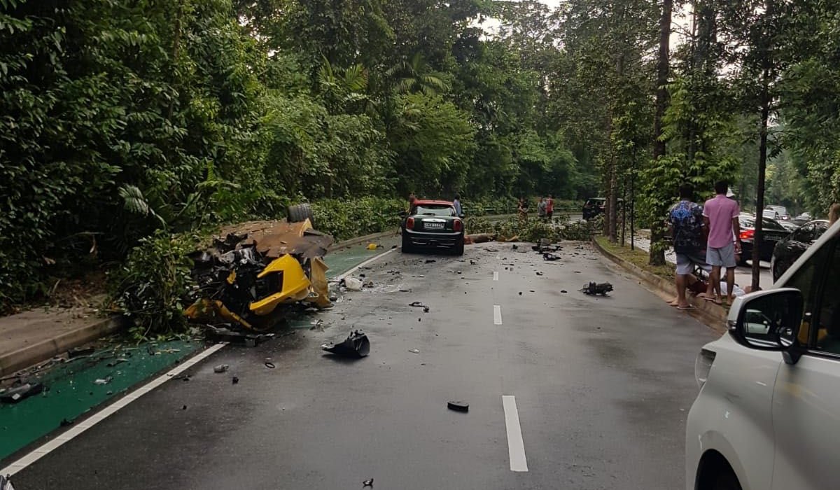 Aventador capota após acidente em Cingapura