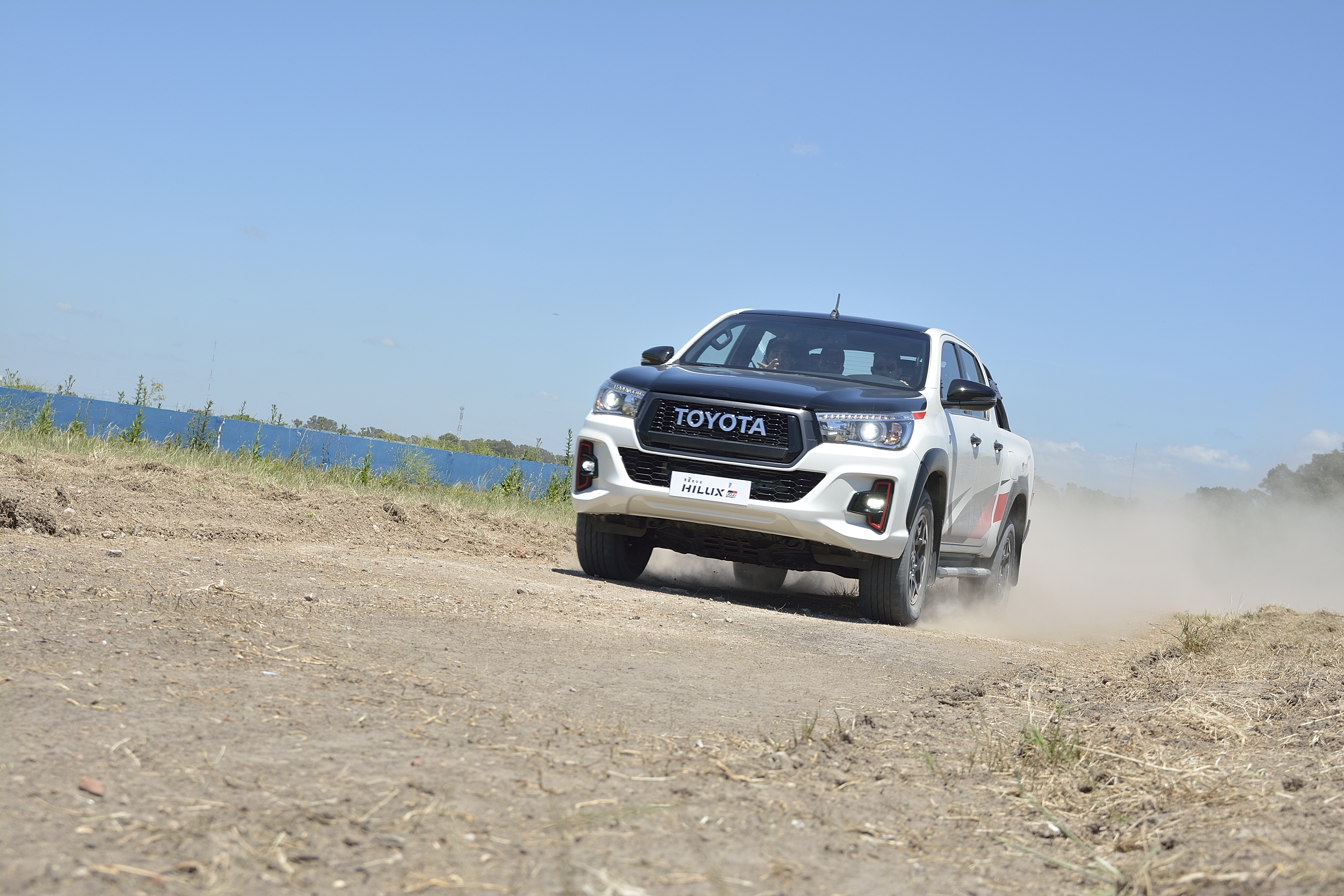 Toyota Hilux Gazoo Racing foca no piso off-road