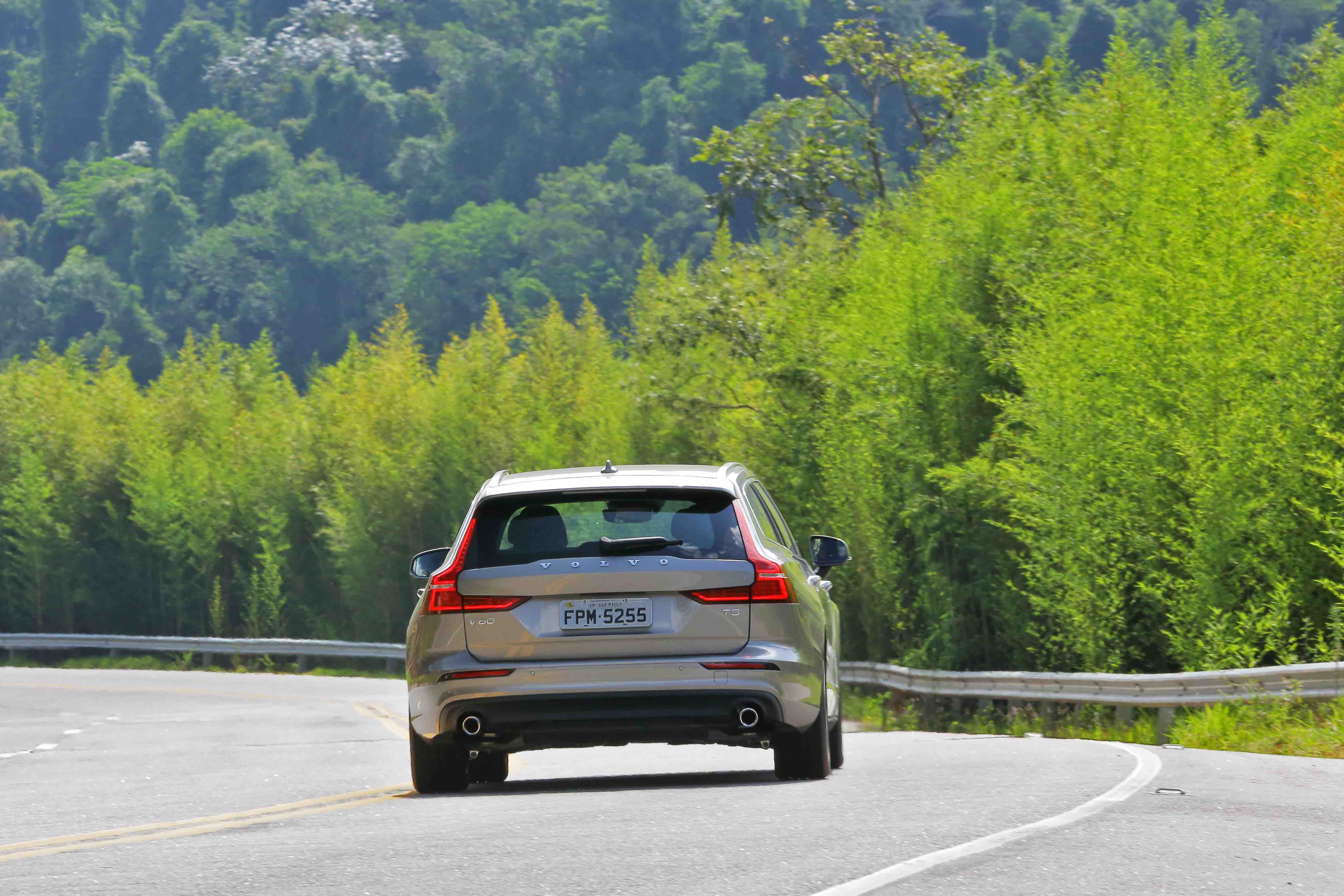 Nova Volvo V60 prova que peruas também têm vez