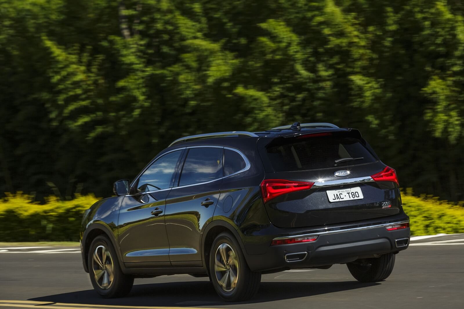 JAC T80 traz motor 2.0 turbo e espaço para sete pessoas