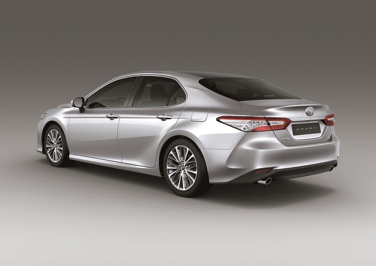 Teste: com 310 cv, Toyota Camry é bom mesmo no banco de trás