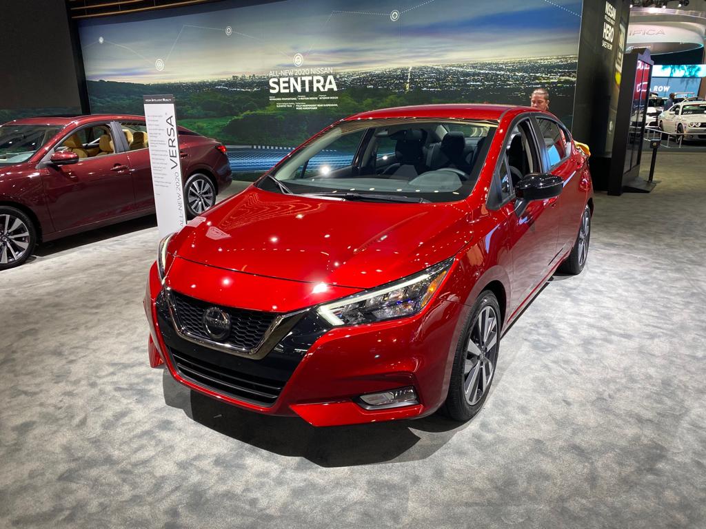 Nissan mostra novos Versa e Sentra no Salão de Los Angeles