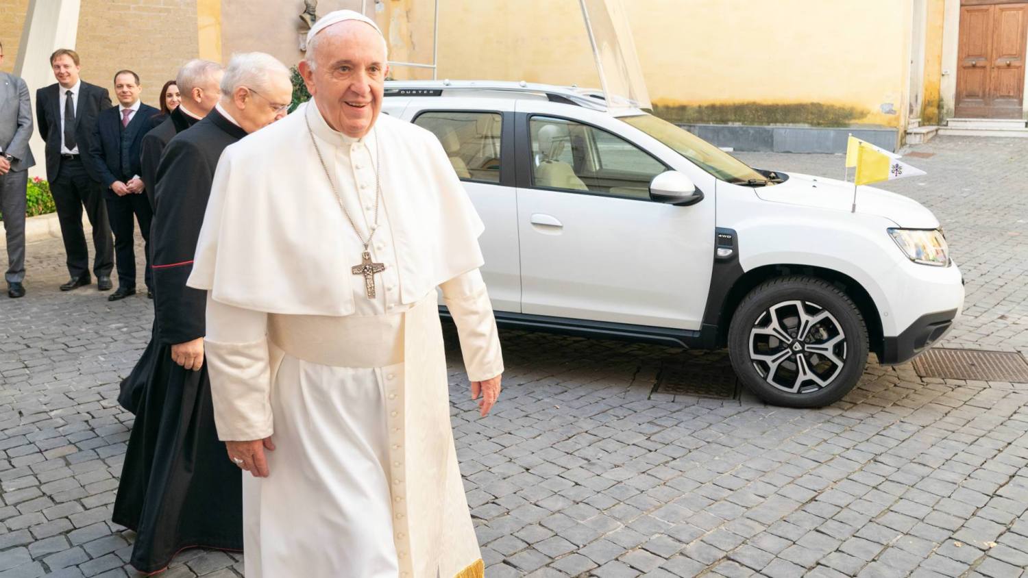 O novo carro do Papa é um... Duster