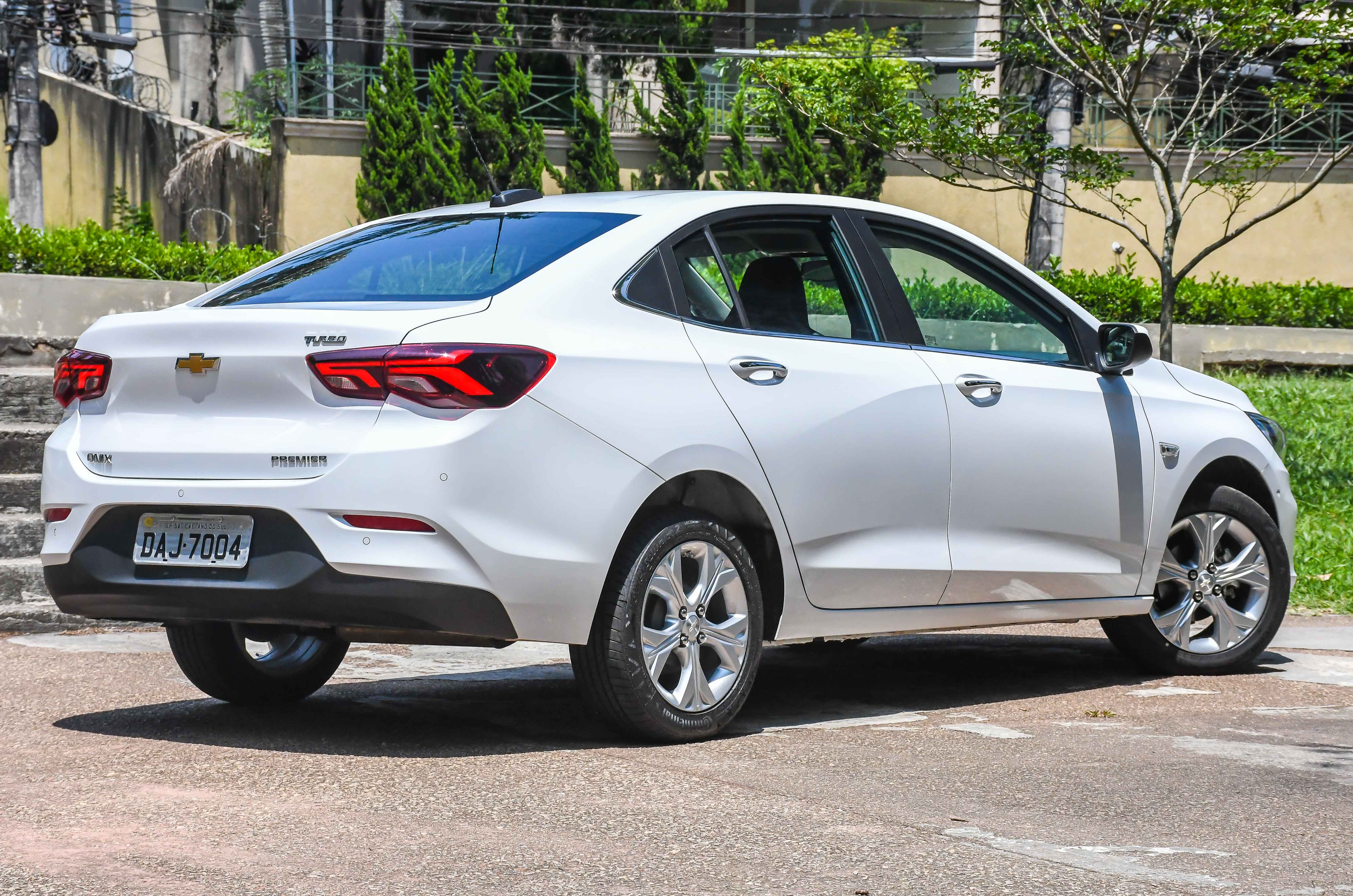 Duelo: Onix Plus Premier ou Tracker de entrada?