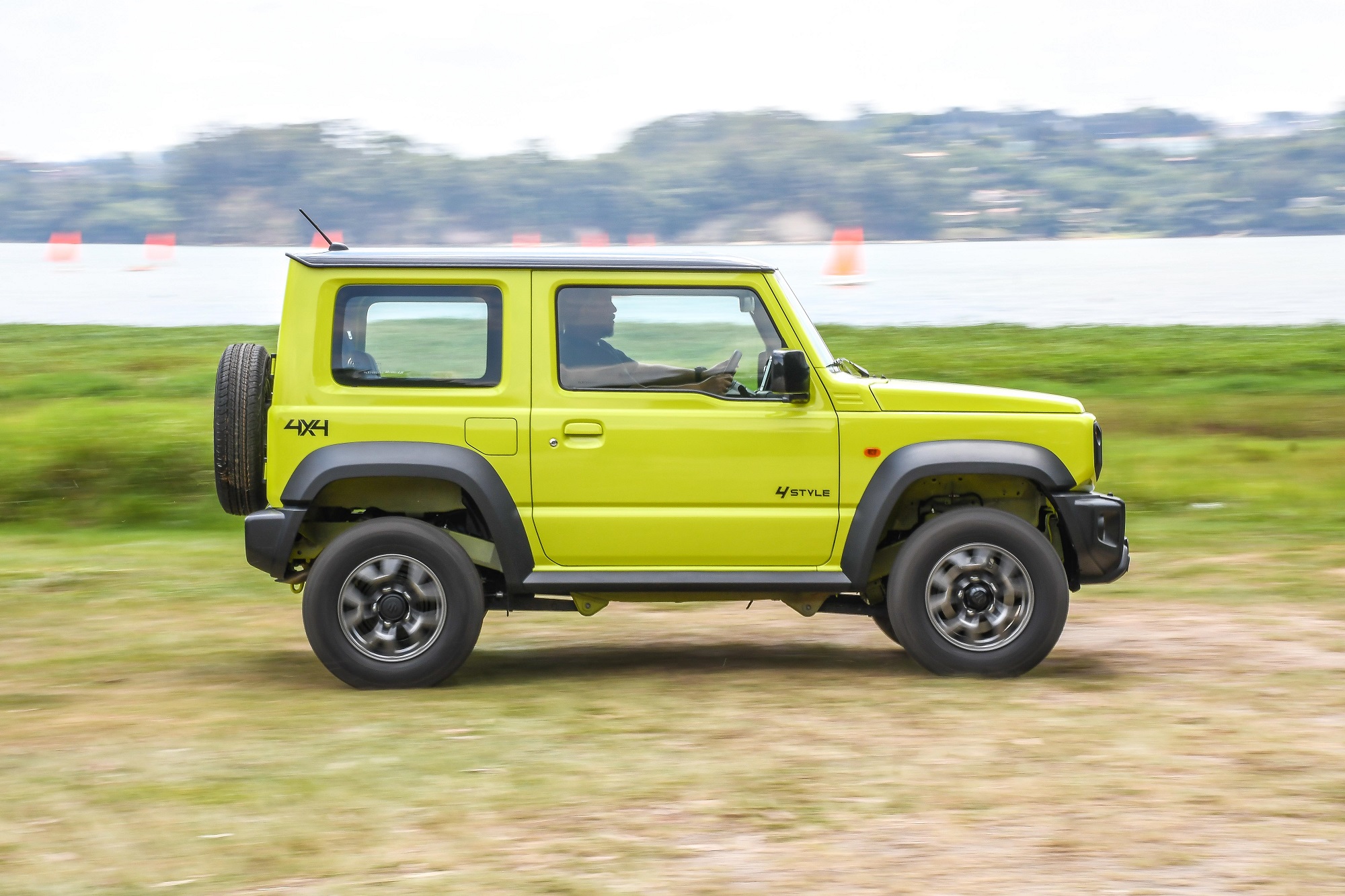 Suzuki Jimny melhora, mas ainda é caipira raiz
