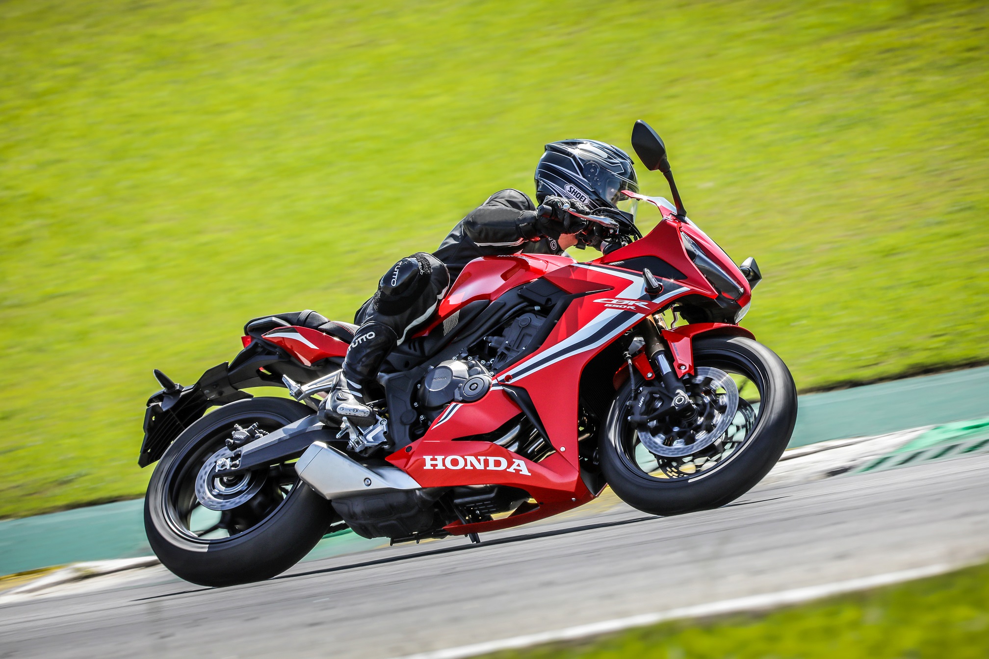 Honda lança as novas CB 650R (NSC) e CBR 650R