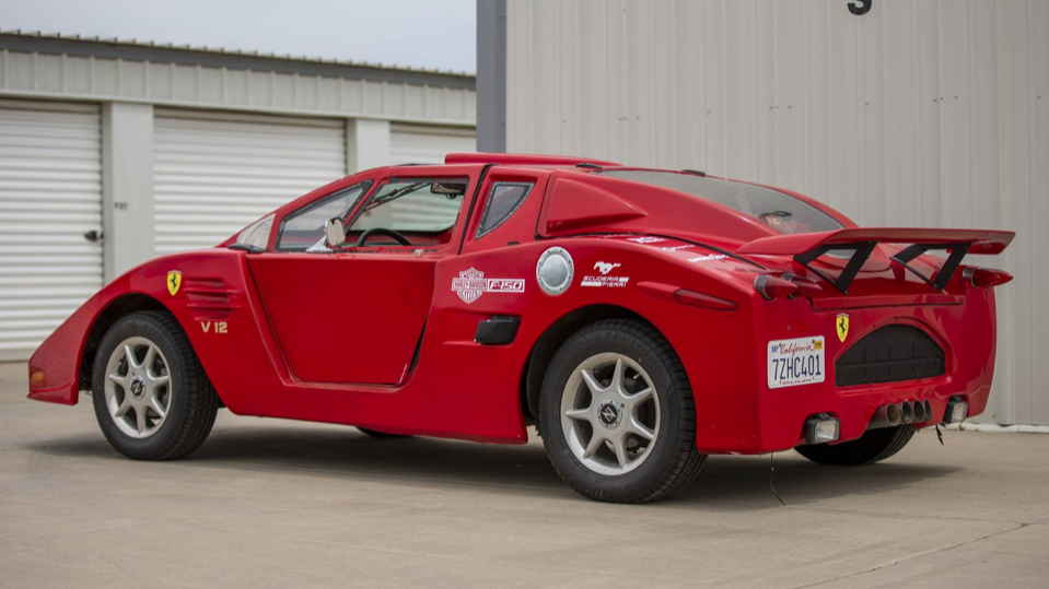 Ferrari fake vence concurso de "feiura"