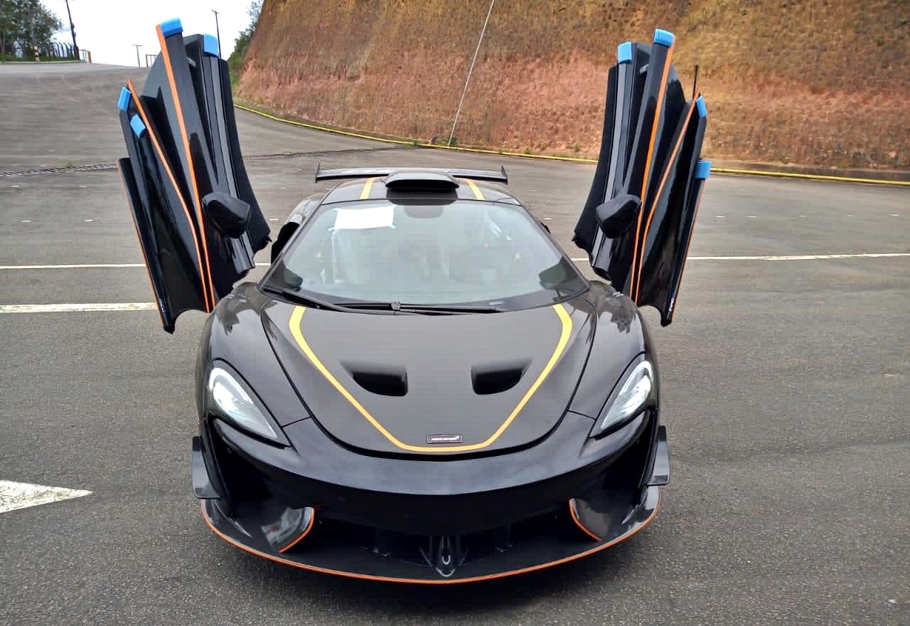 Exemplar único do McLaren 620R chega ao Brasil