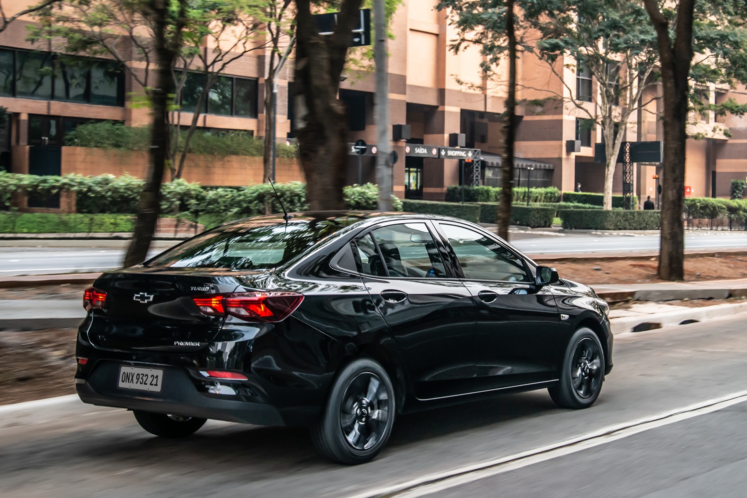 Onix Plus Midnight entrega o que fã de GM aprecia