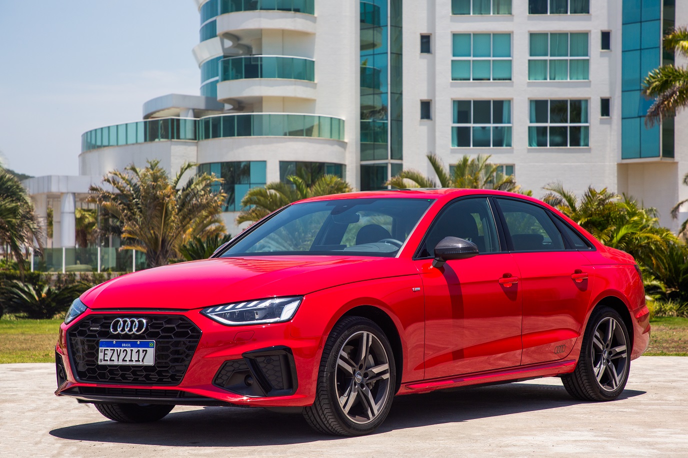 Novo Audi A4 chega ao Brasil com design inédito