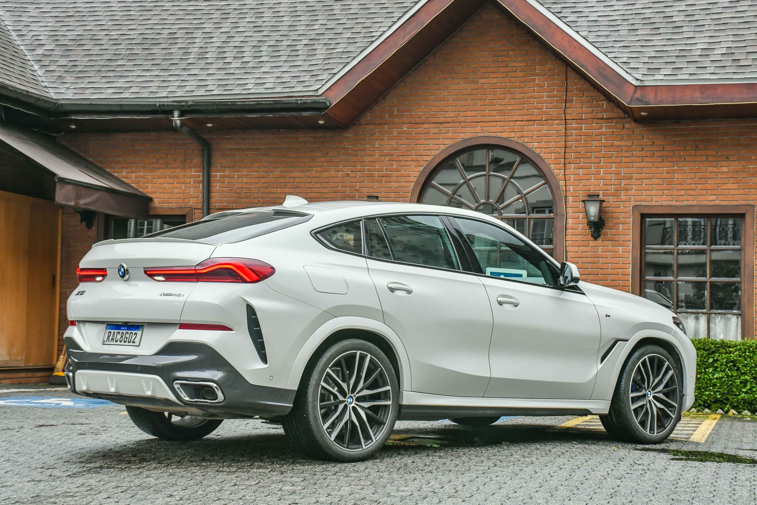 Novo BMW X6: sem medo de pecar pela ousadia