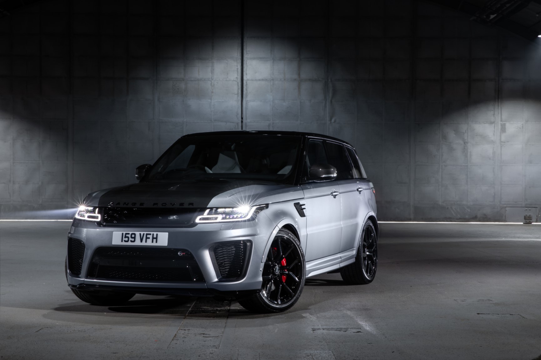 Range Rover SVR Carbon Edition chega ao Brasil