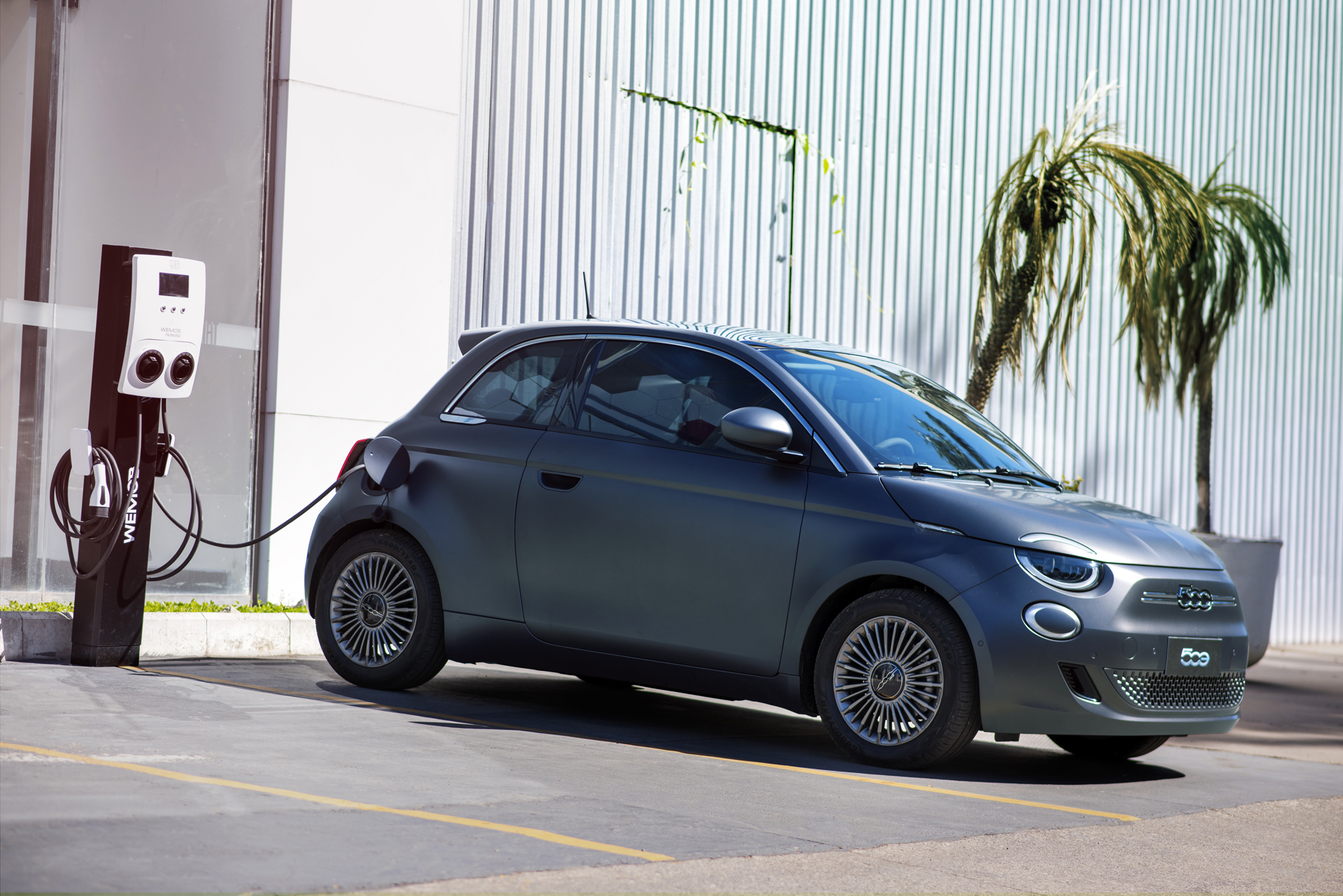 Fiat 500e chega ao Brasil por R$ 239.990