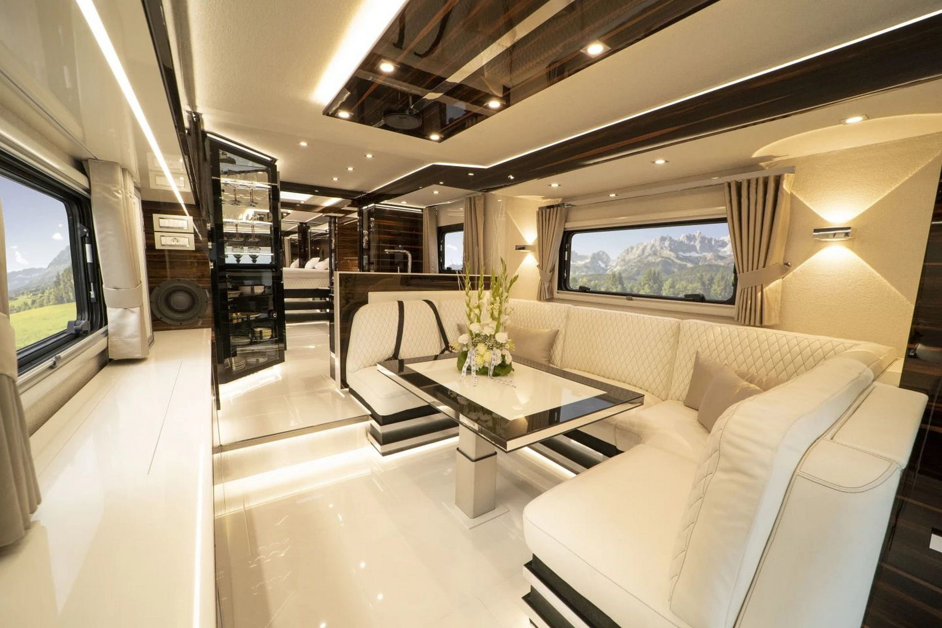 Motorhome com Bugatti na garagem sai por R$ 39 mi