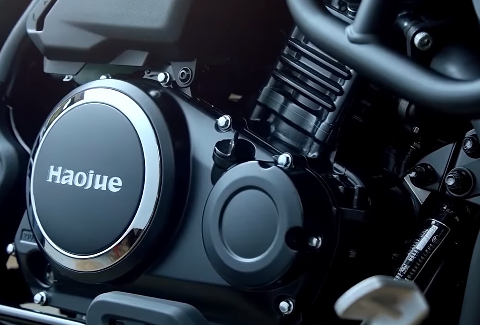 Surpresa! Haojue mostra a TR 300 de produção