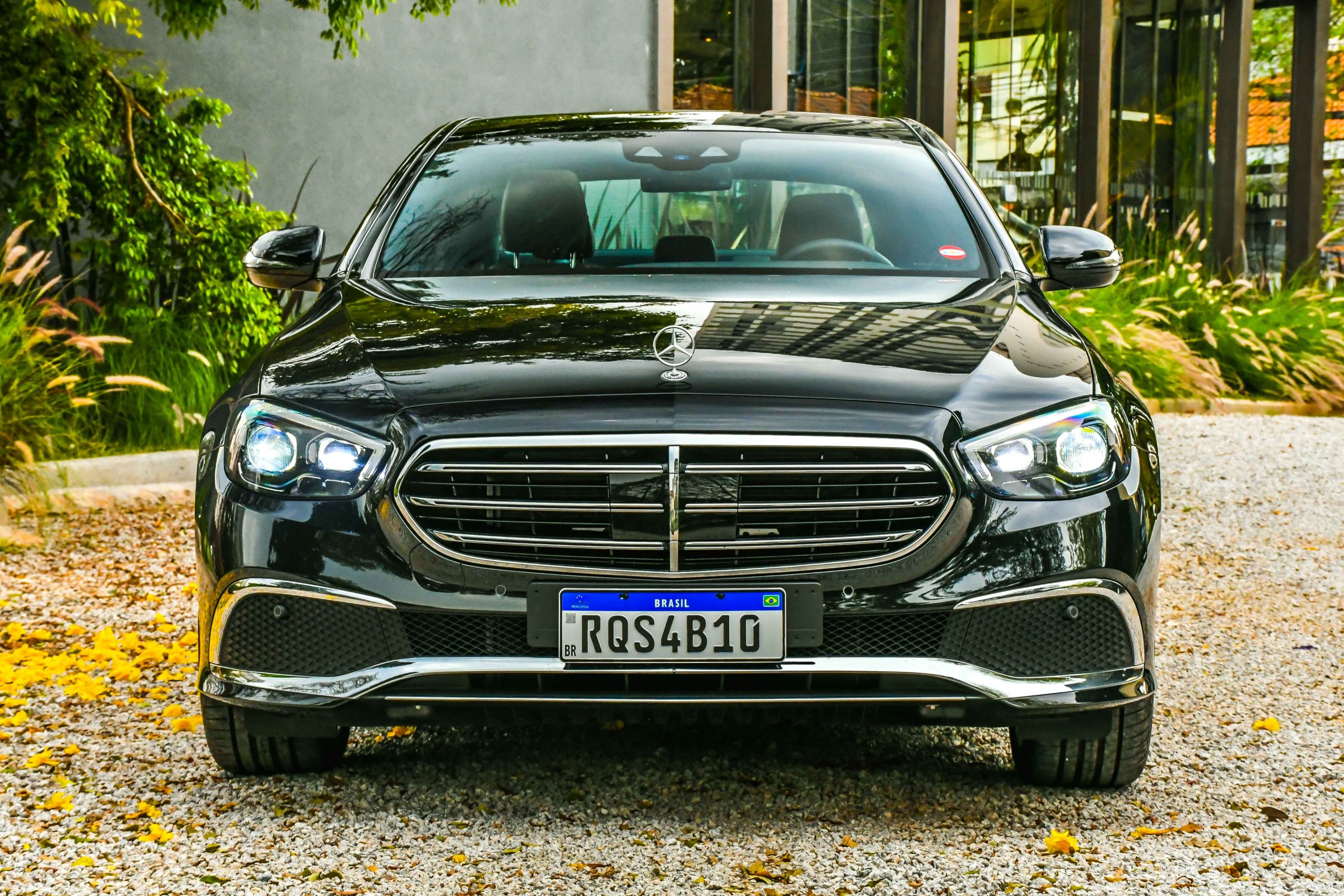 Mercedes-Benz E 300 é hi-tech com elegância