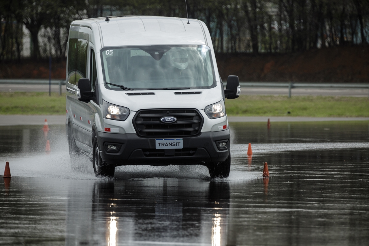 Nova Ford Transit é uma van tecnológica e boa de dirigir