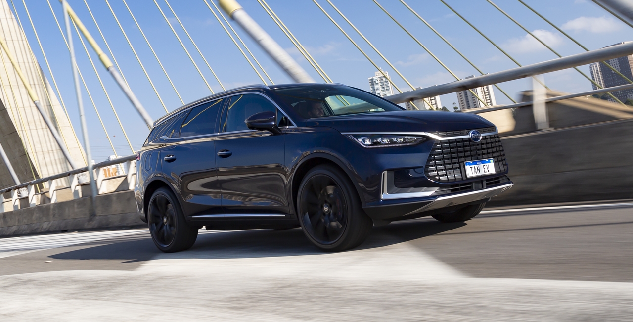 BYD Tan aposta em luxo e desempenho de esportivo