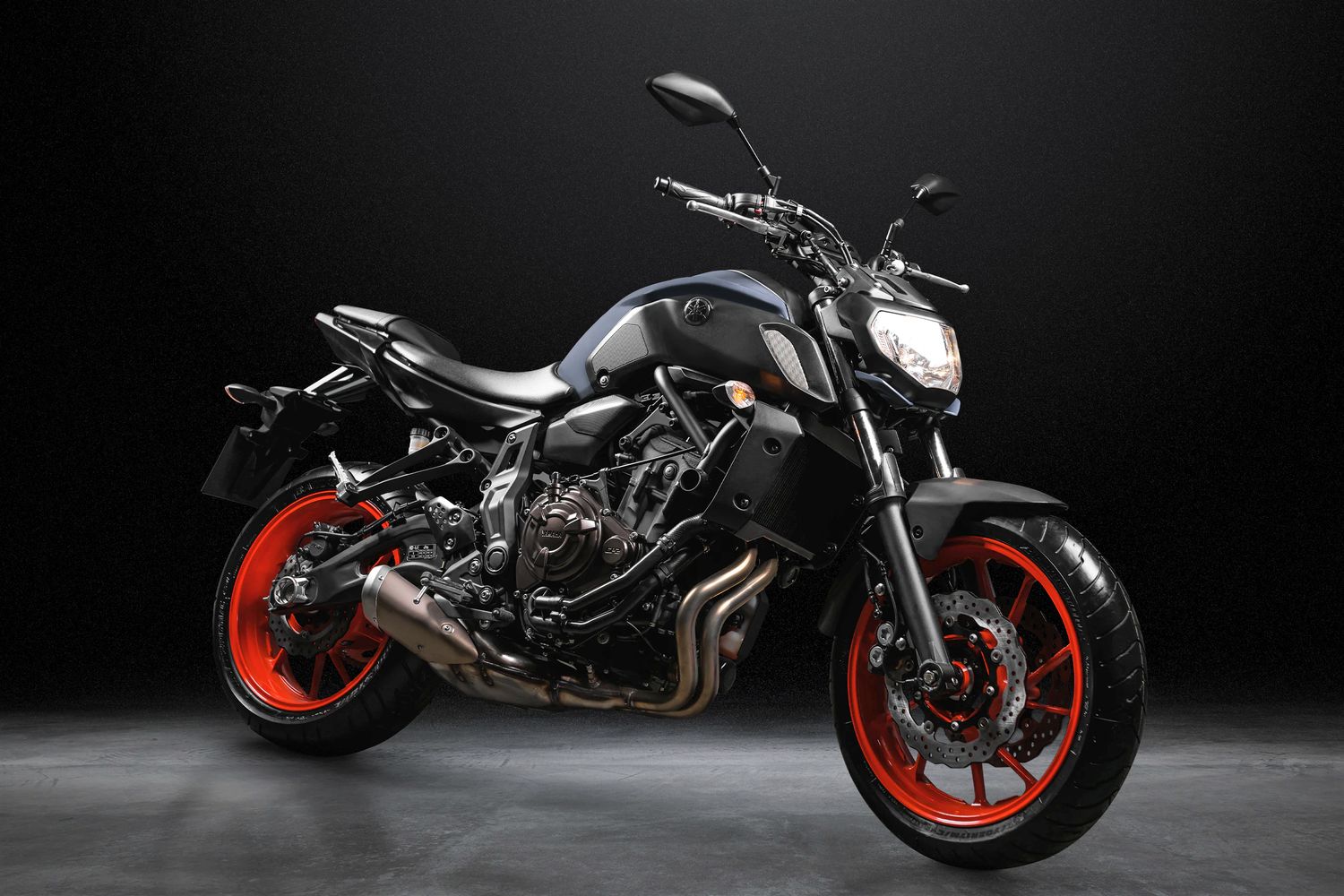 Moto com cara de moto: qual a melhor naked média?