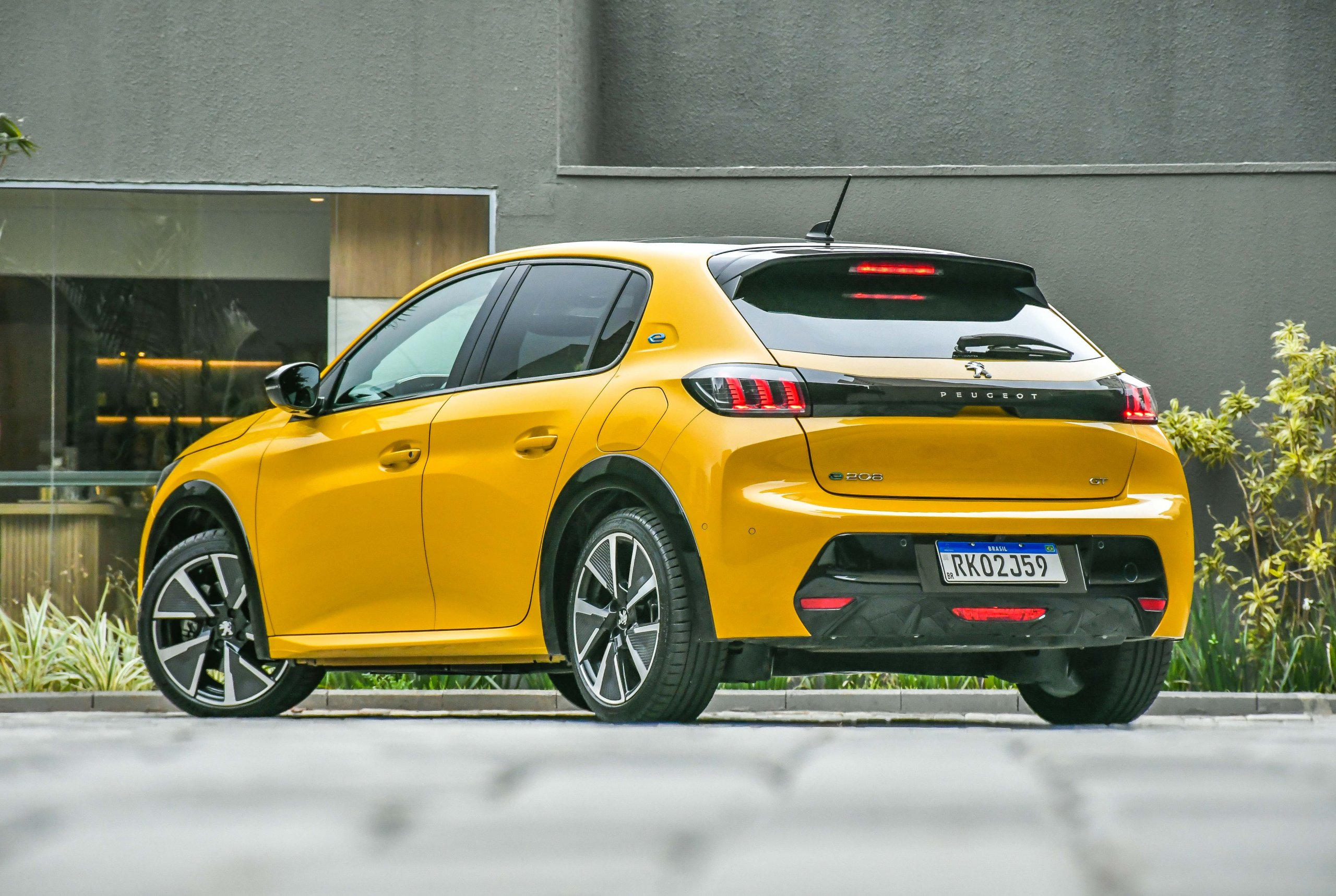 Peugeot e-208 GT é um elétrico muuuito divertido