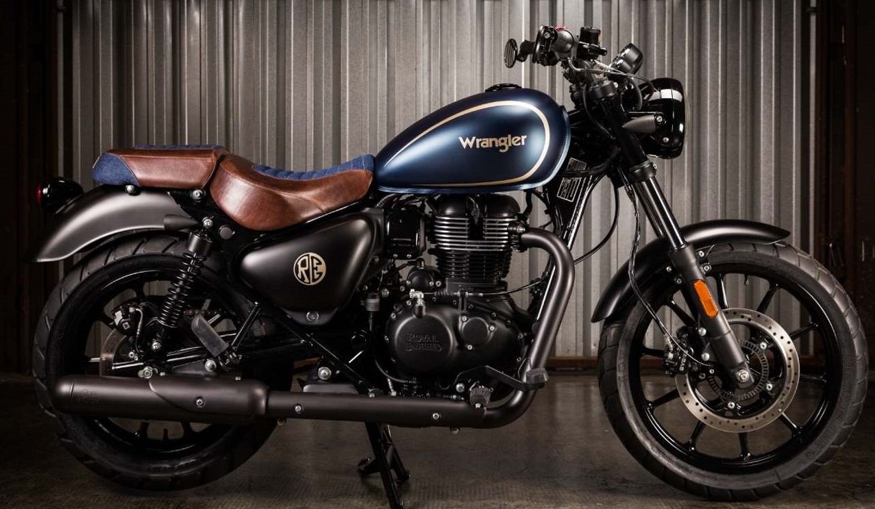 Uma Royal Enfield Meteor 350 vestida com calça jeans