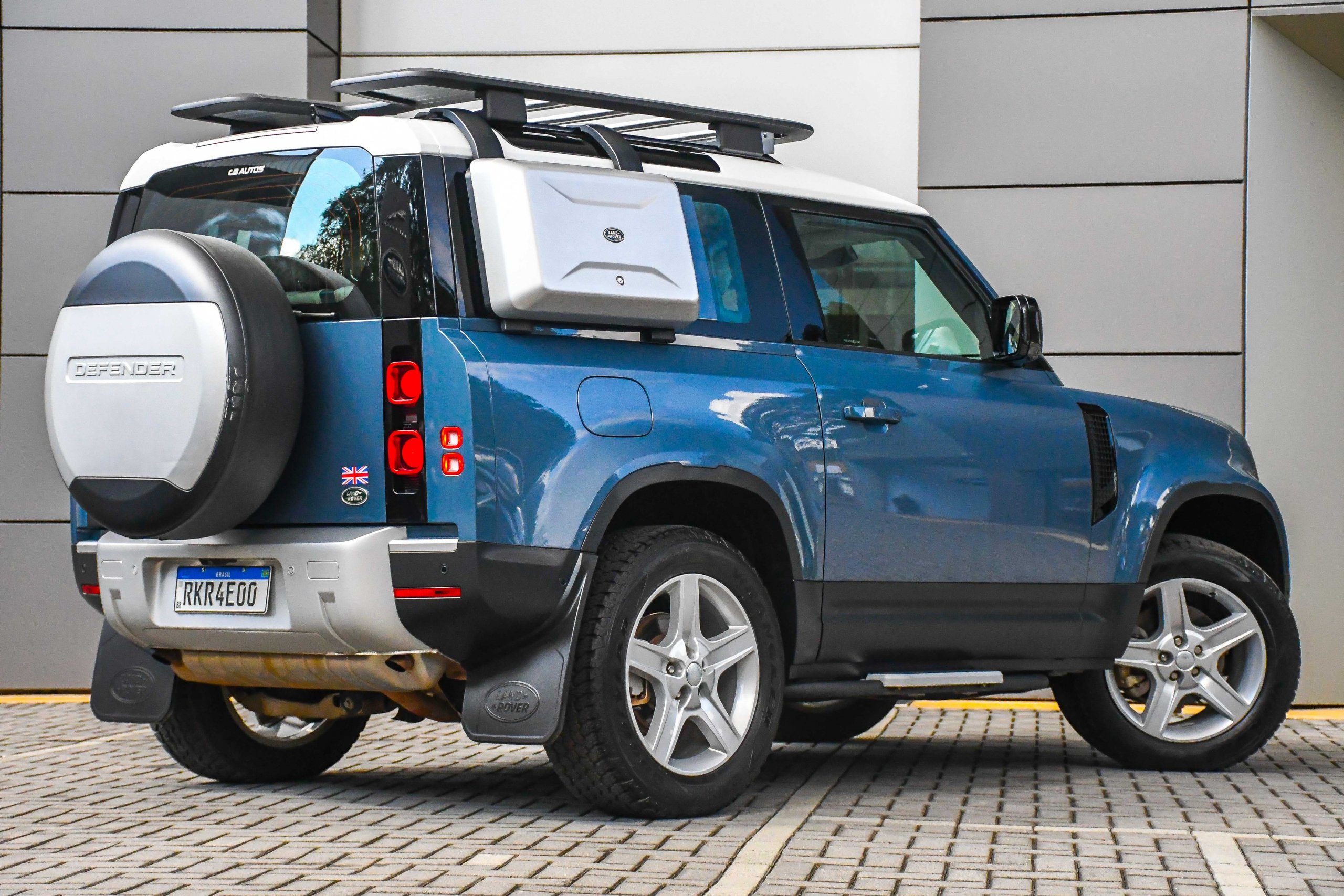 Defender 90, SUV raiz que desfila e se põe na lama