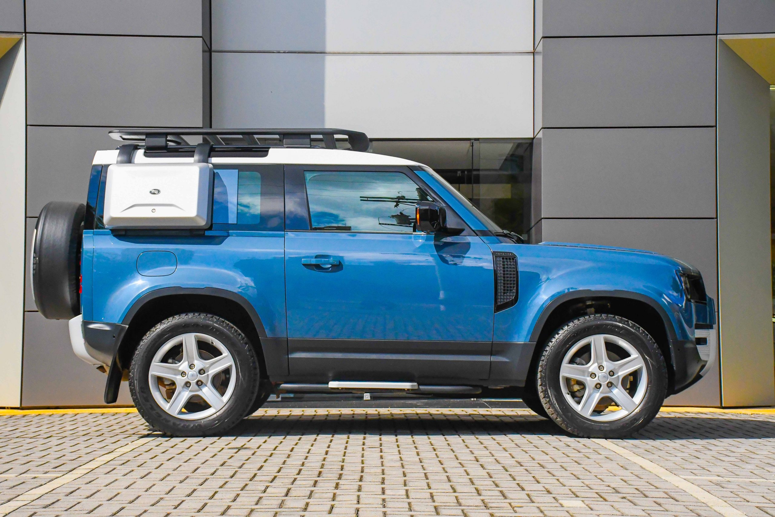 Defender 90, SUV raiz que desfila e se põe na lama