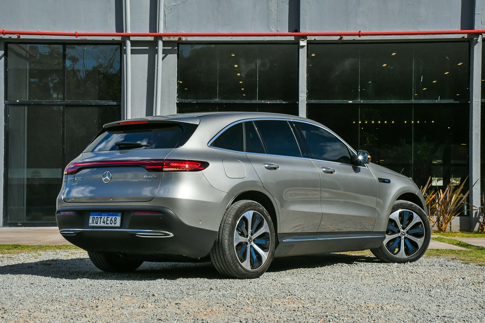 Mercedes-Benz EQC 400 é melhor que Audi e-tron?