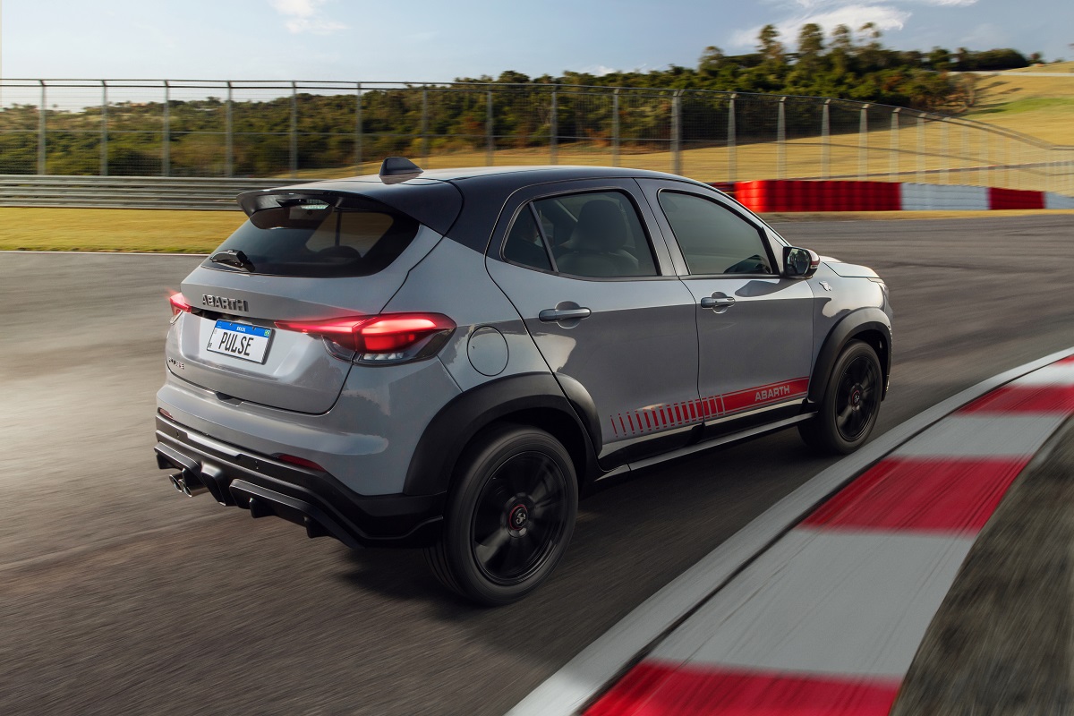 Fiat Pulse Abarth 2023 é SUV esportivo bom de acelerar | Webmotors