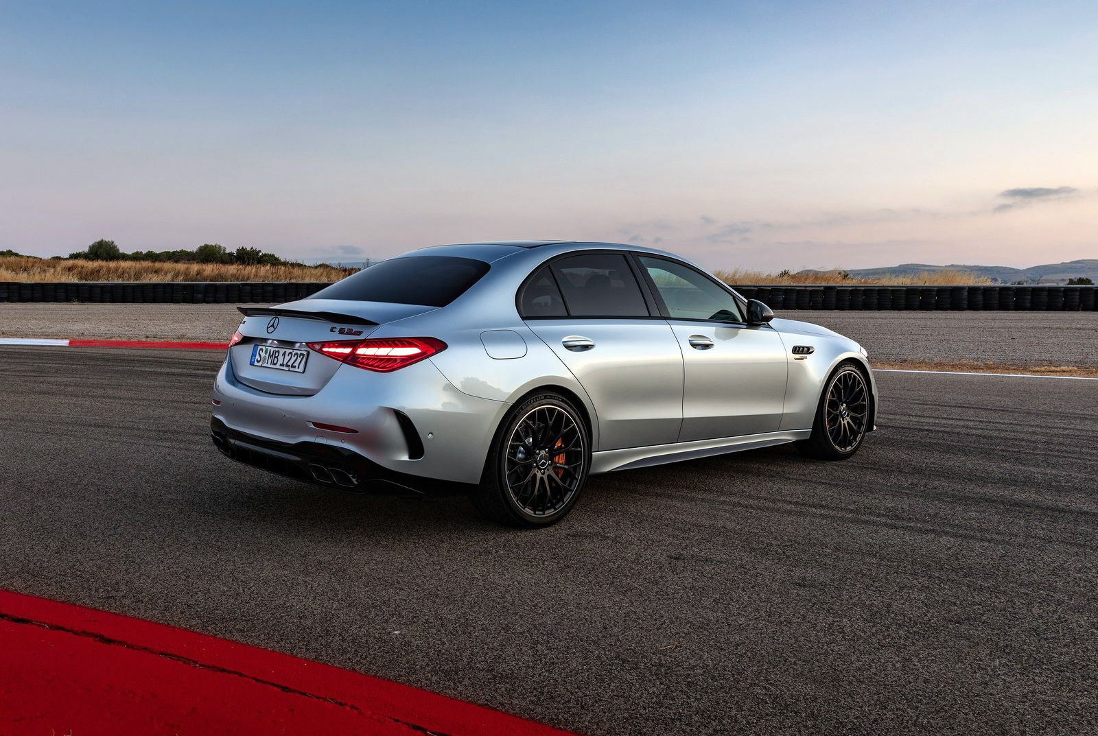 Novo Mercedes-AMG C 63 S é híbrido de 680 cv