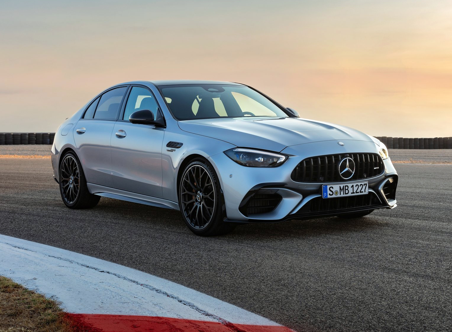 Novo Mercedes-AMG C 63 S é híbrido de 680 cv