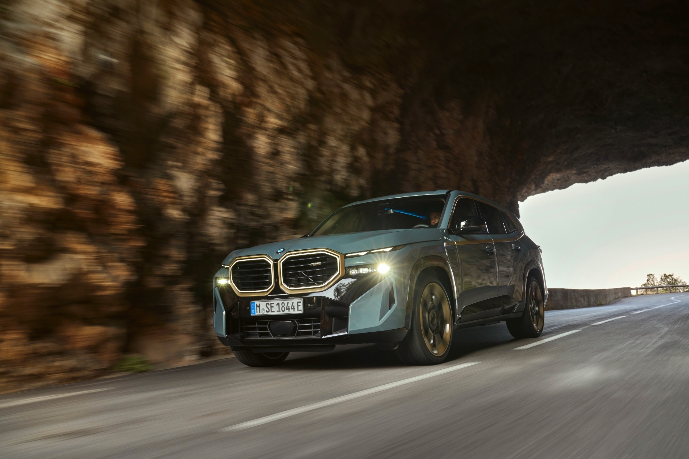 BMW XM 2023 é super-SUV híbrido de 653 cv de potência