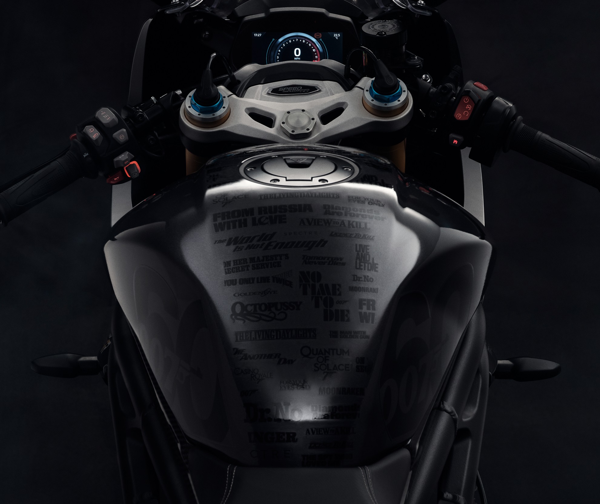 Triumph Speed Triple tem série especial James Bond