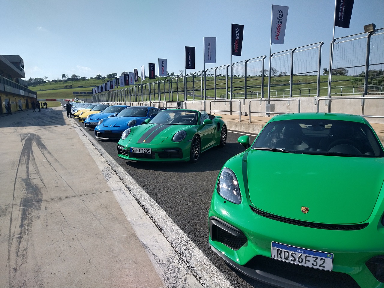 Diversão: aceleramos os carros da Porsche na pista