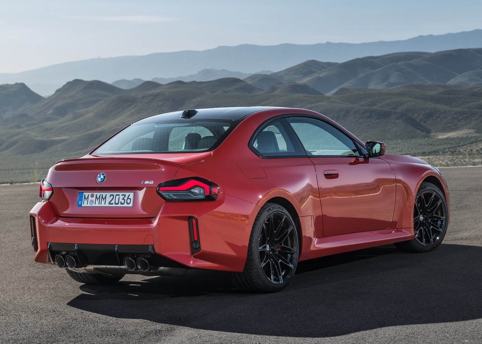 BMW M2 surge de cara nova, maior e mais potente